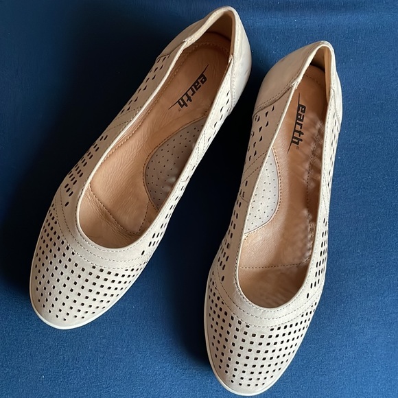 Earth | Shoes | Earth Taupe Suede Perforated Comfort Dress Shoes Size ...